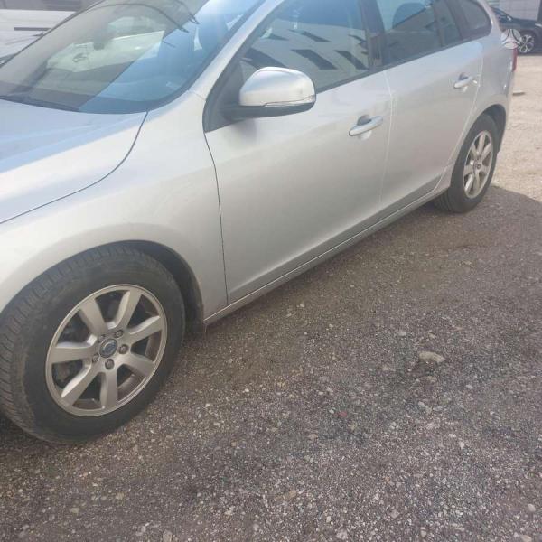 Grey Volvo V60 2013 in Panevezys, with an engine capacity of 1.56 L and mileage of 243 thousand km for 4800 €, photo 2 on AUTOMOTO.COM.LV