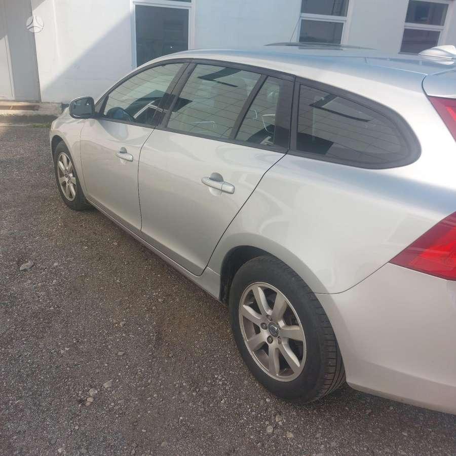 Pelēks Volvo V60 2013 Panevēža, ar dzinēja tilpumu 1.56 L un nobraukumu 243 tūkst. km par 4800 €, foto 4 vietnē AUTOMOTO.COM.LV