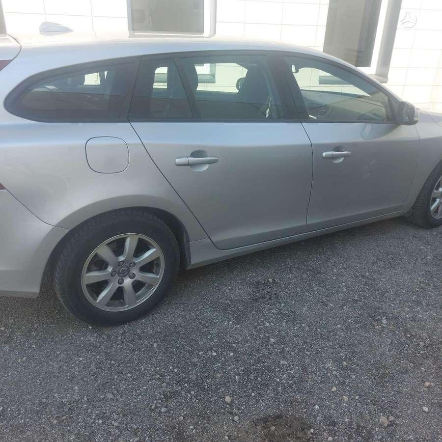 Pelēks Volvo V60 2013 Panevēža, ar dzinēja tilpumu 1.56 L un nobraukumu 243 tūkst. km par 4800 €, foto 5 vietnē AUTOMOTO.COM.LV