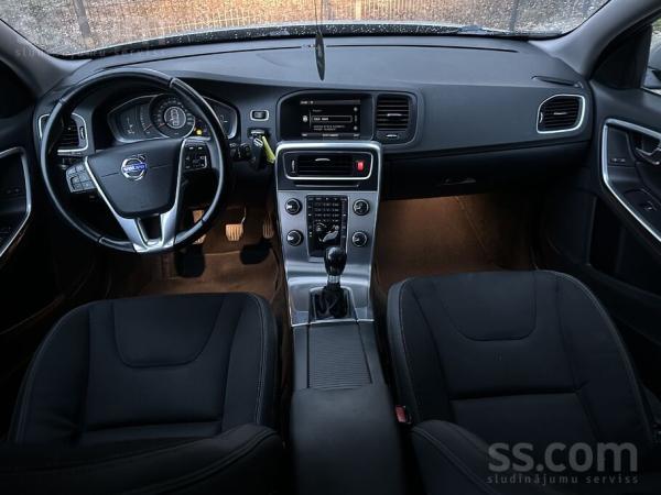 Grey Volvo V60 2013 in Cesis, with an engine capacity of 1.60 L and mileage of 0 thousand km for 5700 €, photo 7 on AUTOMOTO.COM.LV