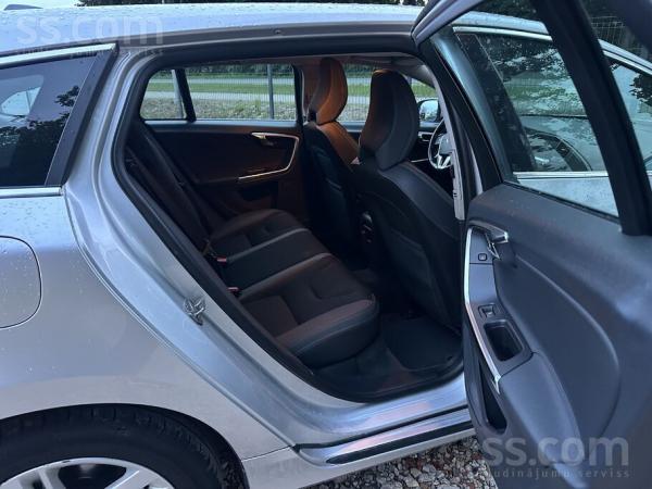 Grey Volvo V60 2013 in Cesis, with an engine capacity of 1.60 L and mileage of 0 thousand km for 5700 €, photo 9 on AUTOMOTO.COM.LV