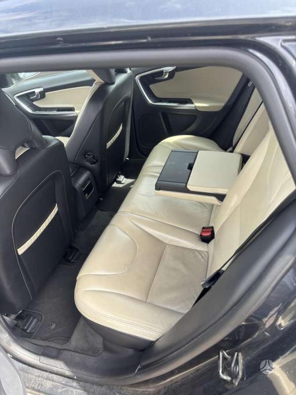 Grey Volvo V60 2013 in Kaunas, with an engine capacity of 1.56 L and mileage of 290 thousand km for 5100 €, photo 10 on AUTOMOTO.COM.LV