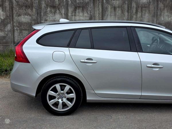 Grey Volvo V60 2013 in Siauliai, with an engine capacity of 1.98 L and mileage of 230 thousand km for 6200 €, photo 4 on AUTOMOTO.COM.LV