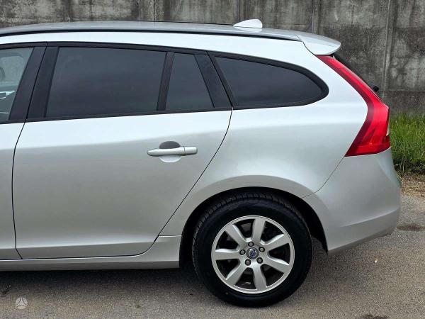 Grey Volvo V60 2013 in Siauliai, with an engine capacity of 1.98 L and mileage of 230 thousand km for 6200 €, photo 10 on AUTOMOTO.COM.LV