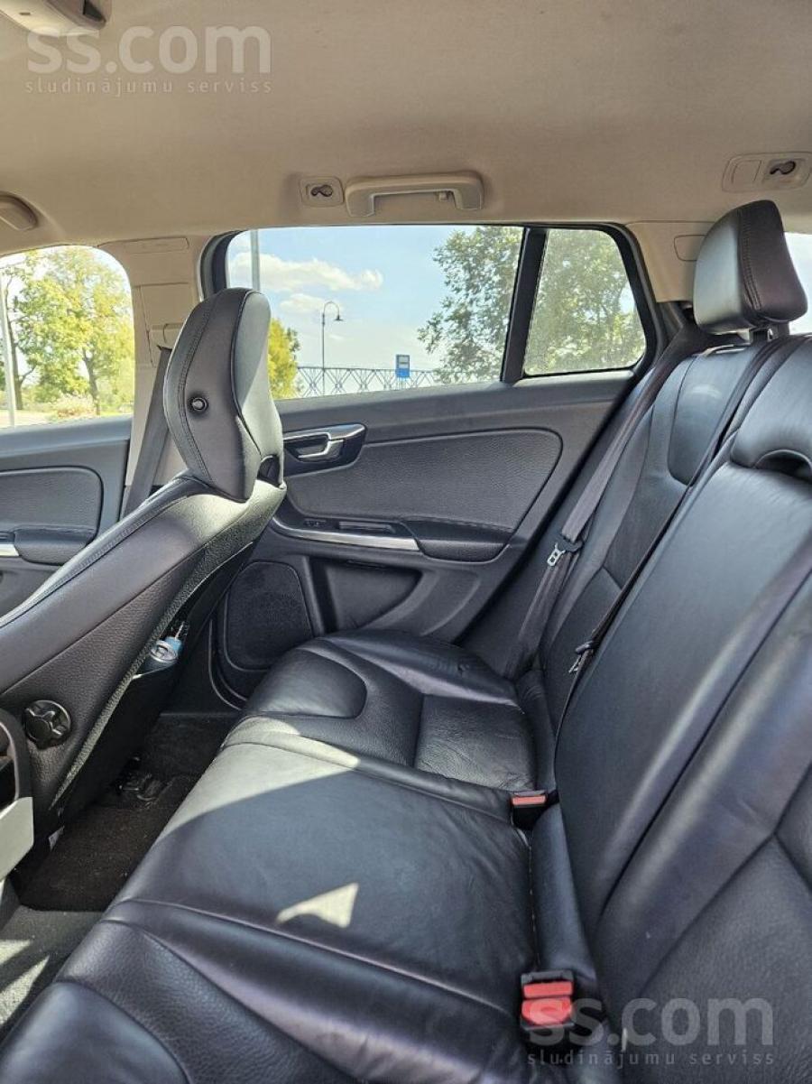 Grey Volvo V60 2013 in Daugavpils, with an engine capacity of 2.00 L and mileage of 285 thousand km for 5000 €, photo 5 on AUTOMOTO.COM.LV