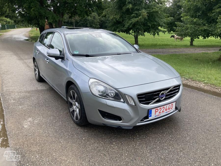 Grey Volvo V60 2013 in Vilnius, with an engine capacity of 2.40 L and mileage of 290 thousand km for 5850 €, photo 3 on AUTOMOTO.COM.LV