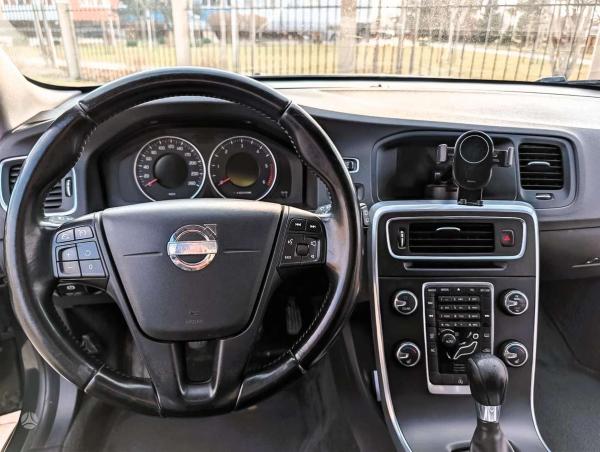 Pelēks Volvo V60 2013 Jelgava, ar dzinēja tilpumu 1.56 L un nobraukumu 335 tūkst. km par 4900 €, foto 5 vietnē AUTOMOTO.COM.LV