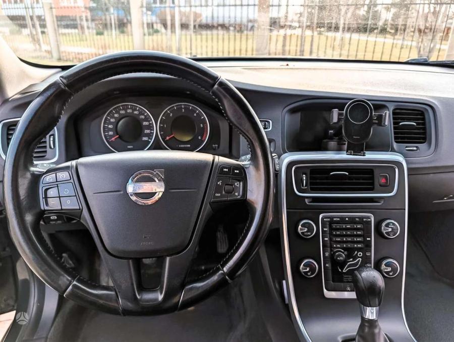 Pelēks Volvo V60 2013 Jelgava, ar dzinēja tilpumu 1.56 L un nobraukumu 335 tūkst. km par 4900 €, foto 6 vietnē AUTOMOTO.COM.LV