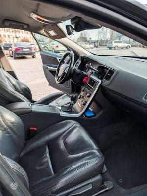 Pelēks Volvo V60 2013 Jelgava, ar dzinēja tilpumu 1.56 L un nobraukumu 335 tūkst. km par 4900 €, foto 7 vietnē AUTOMOTO.COM.LV