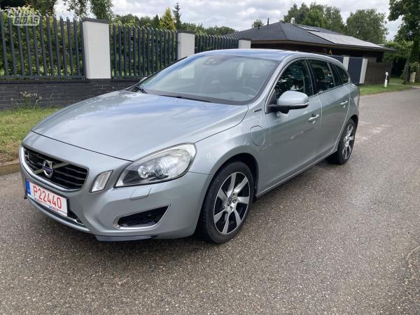 Grey Volvo V60 2013 in Vilnius, with an engine capacity of 2.40 L and mileage of 290 thousand km for 5849 €, photo 1 on AUTOMOTO.COM.LV