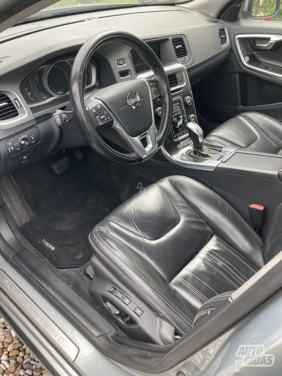 Grey Volvo V60 2013 in Vilnius, with an engine capacity of 2.40 L and mileage of 290 thousand km for 5849 €, photo 6 on AUTOMOTO.COM.LV