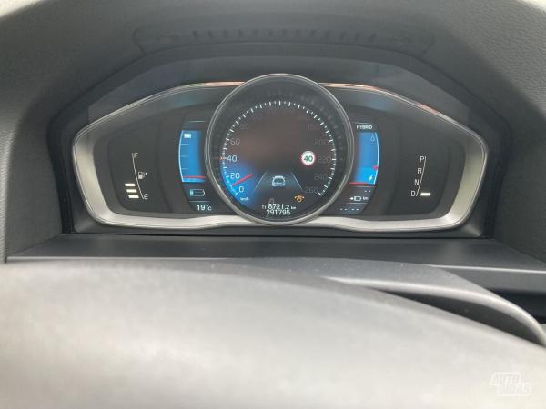 Grey Volvo V60 2013 in Vilnius, with an engine capacity of 2.40 L and mileage of 290 thousand km for 5849 €, photo 8 on AUTOMOTO.COM.LV