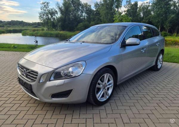 Pelēks Volvo V60 2013 Utena, ar dzinēja tilpumu 2.00 L un nobraukumu 265 tūkst. km par 6450 €, foto 2 vietnē AUTOMOTO.COM.LV