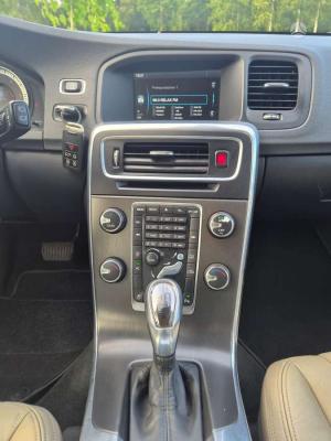 Pelēks Volvo V60 2013 Utena, ar dzinēja tilpumu 2.00 L un nobraukumu 265 tūkst. km par 6450 €, foto 15 vietnē AUTOMOTO.COM.LV
