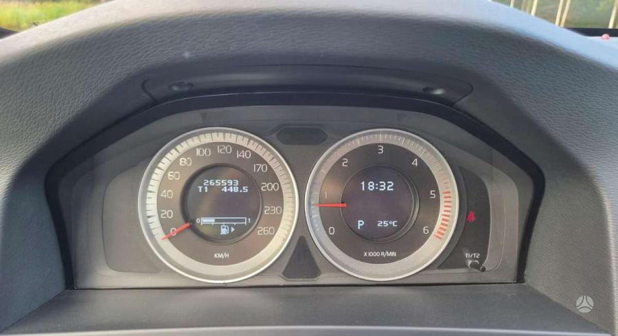 Pelēks Volvo V60 2013 Utena, ar dzinēja tilpumu 2.00 L un nobraukumu 265 tūkst. km par 6450 €, foto 18 vietnē AUTOMOTO.COM.LV