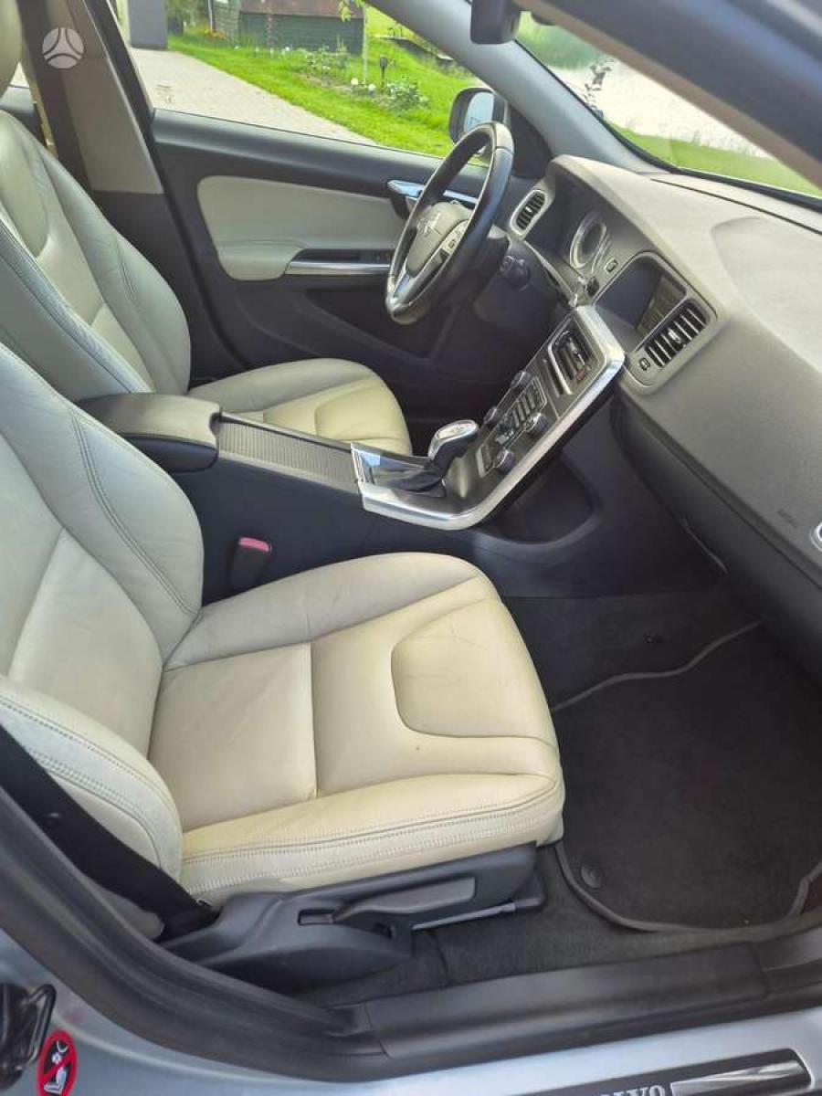 Pelēks Volvo V60 2013 Utena, ar dzinēja tilpumu 2.00 L un nobraukumu 265 tūkst. km par 6450 €, foto 20 vietnē AUTOMOTO.COM.LV