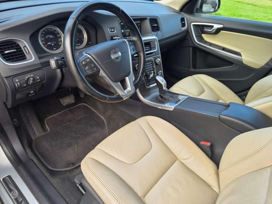 Pelēks Volvo V60 2013 Utena, ar dzinēja tilpumu 2.00 L un nobraukumu 265 tūkst. km par 6450 €, foto 23 vietnē AUTOMOTO.COM.LV
