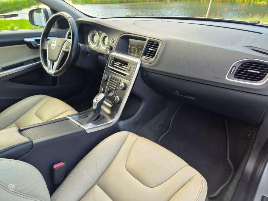 Pelēks Volvo V60 2013 Utena, ar dzinēja tilpumu 2.00 L un nobraukumu 265 tūkst. km par 6450 €, foto 24 vietnē AUTOMOTO.COM.LV