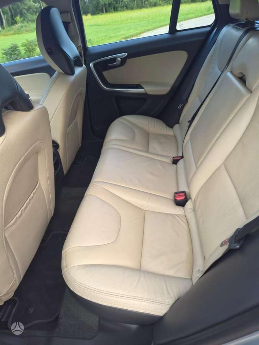 Pelēks Volvo V60 2013 Utena, ar dzinēja tilpumu 2.00 L un nobraukumu 265 tūkst. km par 6450 €, foto 28 vietnē AUTOMOTO.COM.LV