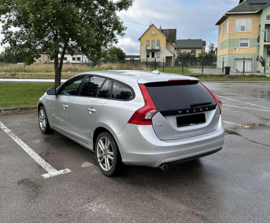 Pelēks Volvo V60 2013 Panevēža, ar dzinēja tilpumu 1.98 L un nobraukumu 291 tūkst. km par 6950 €, foto 6 vietnē AUTOMOTO.COM.LV