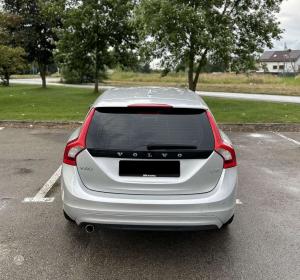 Pelēks Volvo V60 2013 Panevēža, ar dzinēja tilpumu 1.98 L un nobraukumu 291 tūkst. km par 6950 €, foto 7 vietnē AUTOMOTO.COM.LV
