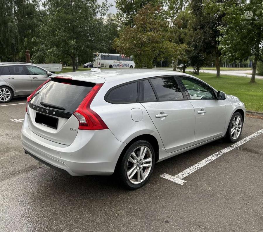 Pelēks Volvo V60 2013 Panevēža, ar dzinēja tilpumu 1.98 L un nobraukumu 291 tūkst. km par 6950 €, foto 8 vietnē AUTOMOTO.COM.LV