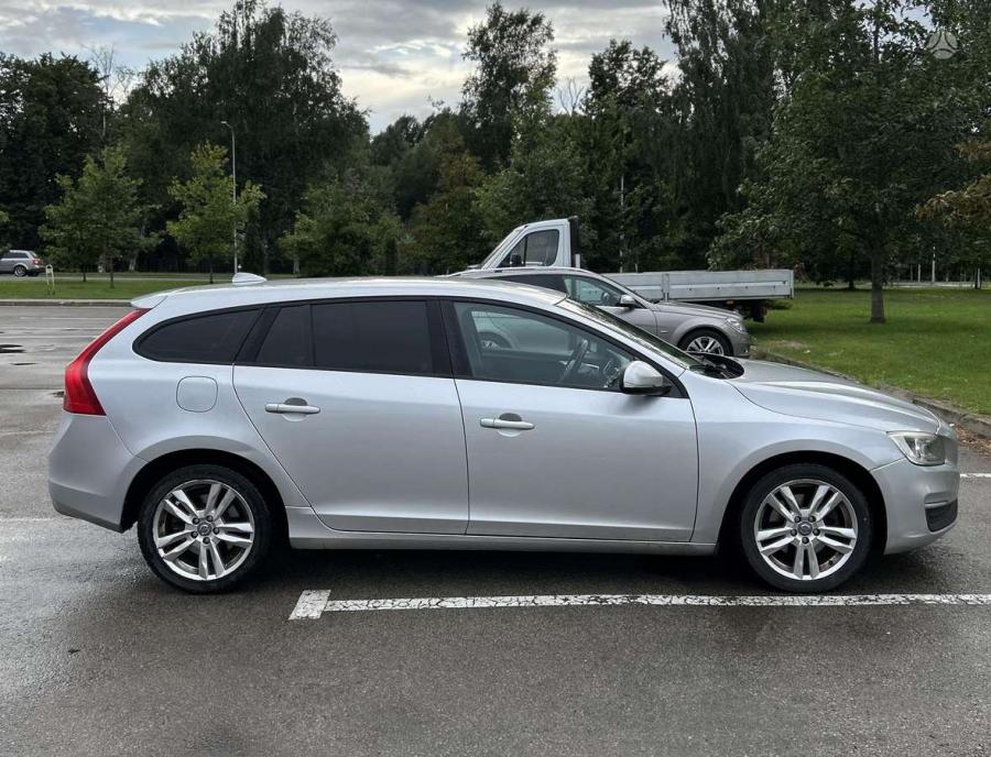 Pelēks Volvo V60 2013 Panevēža, ar dzinēja tilpumu 1.98 L un nobraukumu 291 tūkst. km par 6950 €, foto 9 vietnē AUTOMOTO.COM.LV