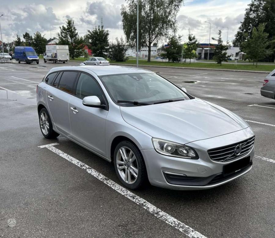 Pelēks Volvo V60 2013 Panevēža, ar dzinēja tilpumu 1.98 L un nobraukumu 291 tūkst. km par 6950 €, foto 10 vietnē AUTOMOTO.COM.LV