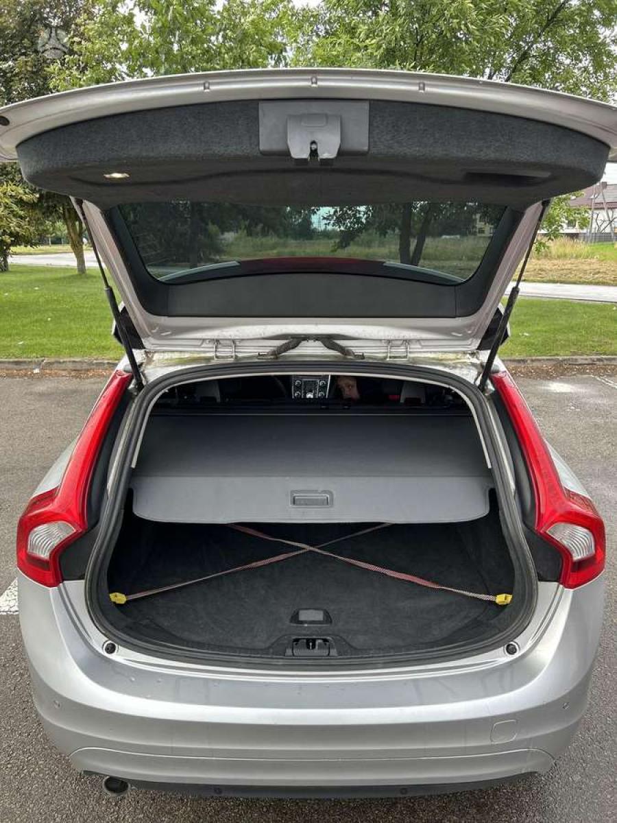 Pelēks Volvo V60 2013 Panevēža, ar dzinēja tilpumu 1.98 L un nobraukumu 291 tūkst. km par 6950 €, foto 12 vietnē AUTOMOTO.COM.LV
