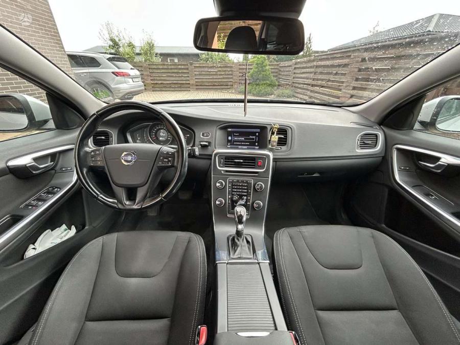 Pelēks Volvo V60 2013 Panevēža, ar dzinēja tilpumu 1.98 L un nobraukumu 291 tūkst. km par 6950 €, foto 15 vietnē AUTOMOTO.COM.LV