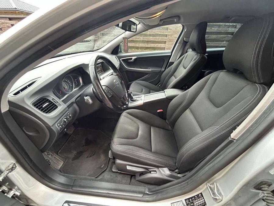 Pelēks Volvo V60 2013 Panevēža, ar dzinēja tilpumu 1.98 L un nobraukumu 291 tūkst. km par 6950 €, foto 17 vietnē AUTOMOTO.COM.LV