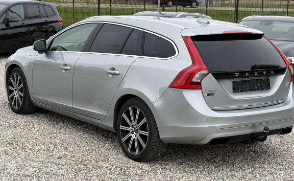 Pelēks Volvo V60 2013 Kauņa, ar dzinēja tilpumu 2.40 L un nobraukumu 289 tūkst. km par 5800 €, foto 4 vietnē AUTOMOTO.COM.LV