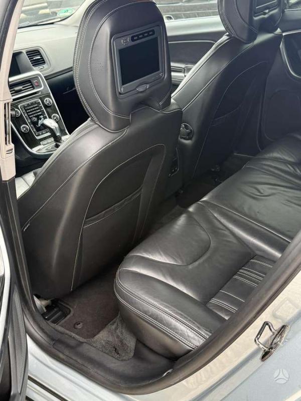 Pelēks Volvo V60 2013 Kauņa, ar dzinēja tilpumu 2.40 L un nobraukumu 289 tūkst. km par 5800 €, foto 9 vietnē AUTOMOTO.COM.LV