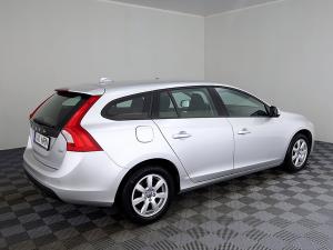Pelēks Volvo V60 2013 Tallina, ar dzinēja tilpumu 1.60 L un nobraukumu 395 tūkst. km par 3299 €, foto 4 vietnē AUTOMOTO.COM.LV
