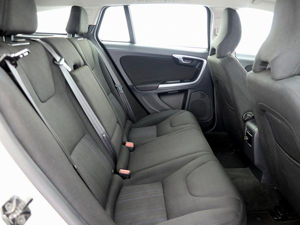 Pelēks Volvo V60 2013 Tallina, ar dzinēja tilpumu 1.60 L un nobraukumu 395 tūkst. km par 3299 €, foto 7 vietnē AUTOMOTO.COM.LV