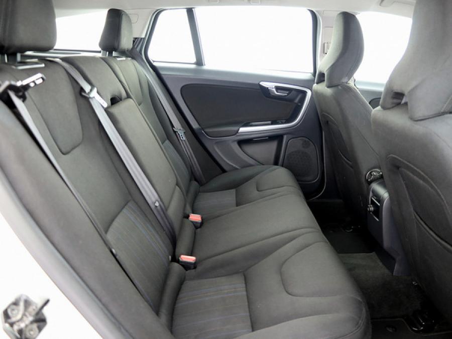 Pelēks Volvo V60 2013 Tallina, ar dzinēja tilpumu 1.60 L un nobraukumu 395 tūkst. km par 3299 €, foto 8 vietnē AUTOMOTO.COM.LV