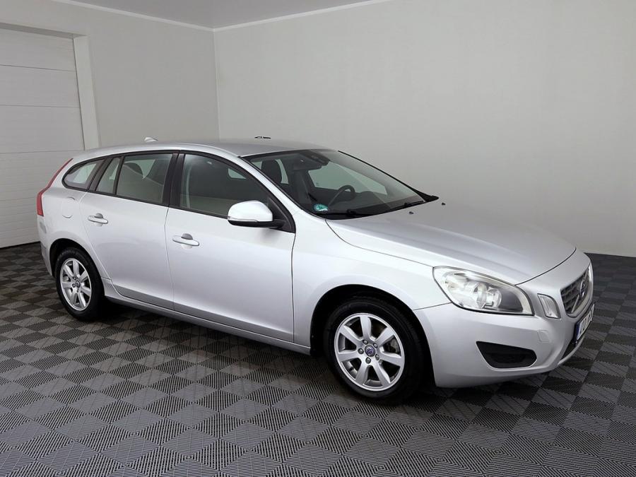 Pelēks Volvo V60 2013 Tallina, ar dzinēja tilpumu 1.60 L un nobraukumu 395 tūkst. km par 3299 €, foto 10 vietnē AUTOMOTO.COM.LV