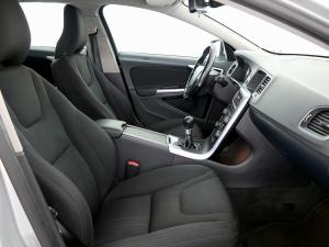Pelēks Volvo V60 2013 Tallina, ar dzinēja tilpumu 1.60 L un nobraukumu 395 tūkst. km par 3299 €, foto 15 vietnē AUTOMOTO.COM.LV