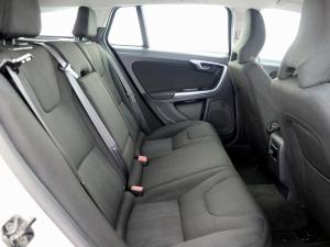 Pelēks Volvo V60 2013 Tallina, ar dzinēja tilpumu 1.60 L un nobraukumu 395 tūkst. km par 3299 €, foto 16 vietnē AUTOMOTO.COM.LV