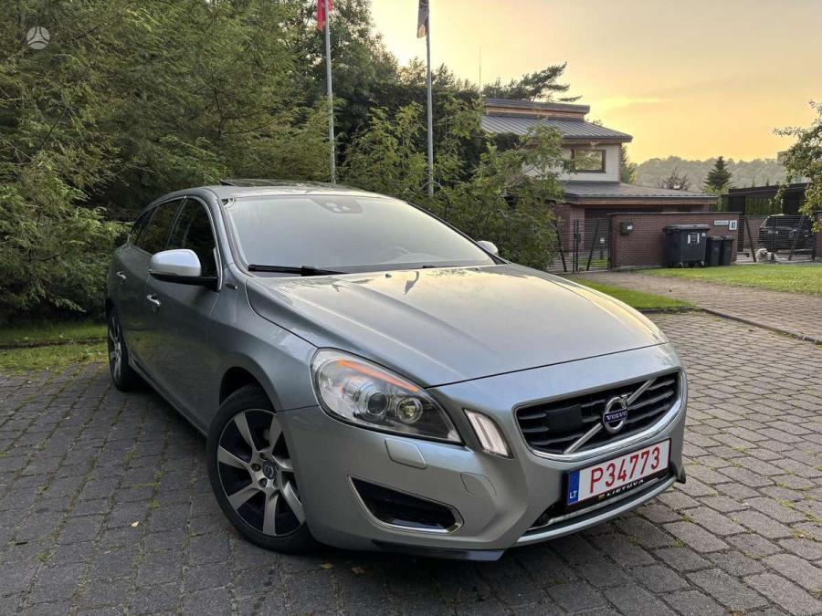 Pelēks Volvo V60 2013 Viļņa, ar dzinēja tilpumu 2.40 L un nobraukumu 258 tūkst. km par 5999 €, foto 1 vietnē AUTOMOTO.COM.LV