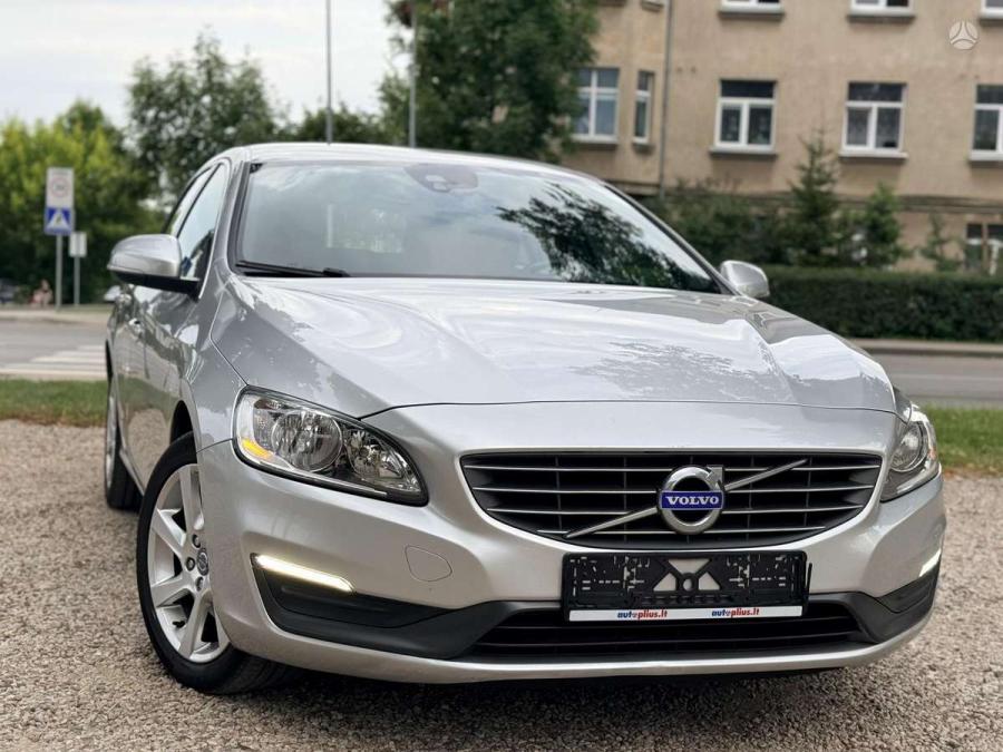 Grey Volvo V60 2013 in Ukmerge, with an engine capacity of 1.98 L and mileage of 230 thousand km for 5950 €, photo 1 on AUTOMOTO.COM.LV