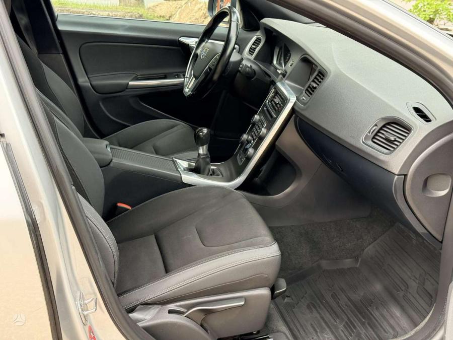 Grey Volvo V60 2013 in Ukmerge, with an engine capacity of 1.98 L and mileage of 230 thousand km for 5950 €, photo 7 on AUTOMOTO.COM.LV
