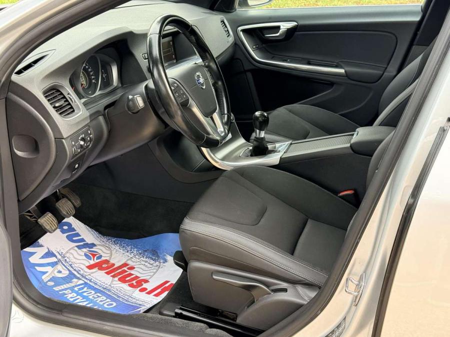 Grey Volvo V60 2013 in Ukmerge, with an engine capacity of 1.98 L and mileage of 230 thousand km for 5950 €, photo 10 on AUTOMOTO.COM.LV