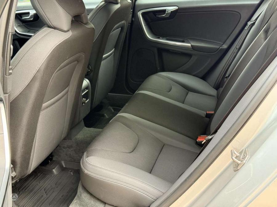 Grey Volvo V60 2013 in Ukmerge, with an engine capacity of 1.98 L and mileage of 230 thousand km for 5950 €, photo 11 on AUTOMOTO.COM.LV