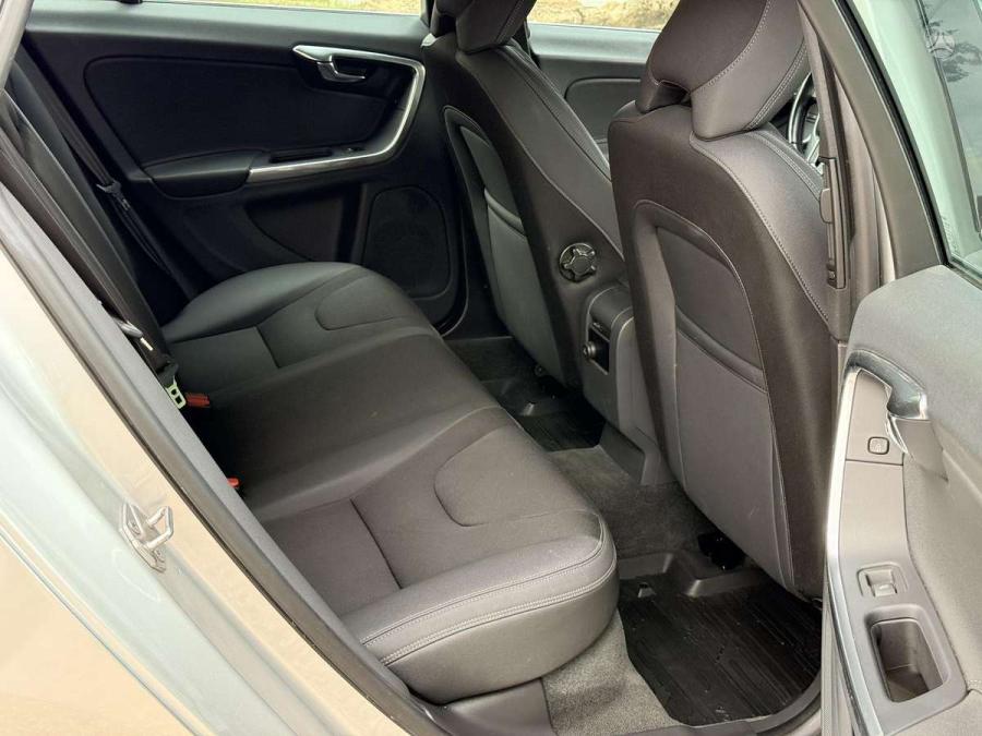 Grey Volvo V60 2013 in Ukmerge, with an engine capacity of 1.98 L and mileage of 230 thousand km for 5950 €, photo 12 on AUTOMOTO.COM.LV
