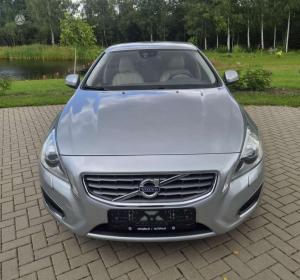 Grey Volvo V60 2013 in Utena, with an engine capacity of 2.00 L and mileage of 265 thousand km for 6490 €, photo 3 on AUTOMOTO.COM.LV