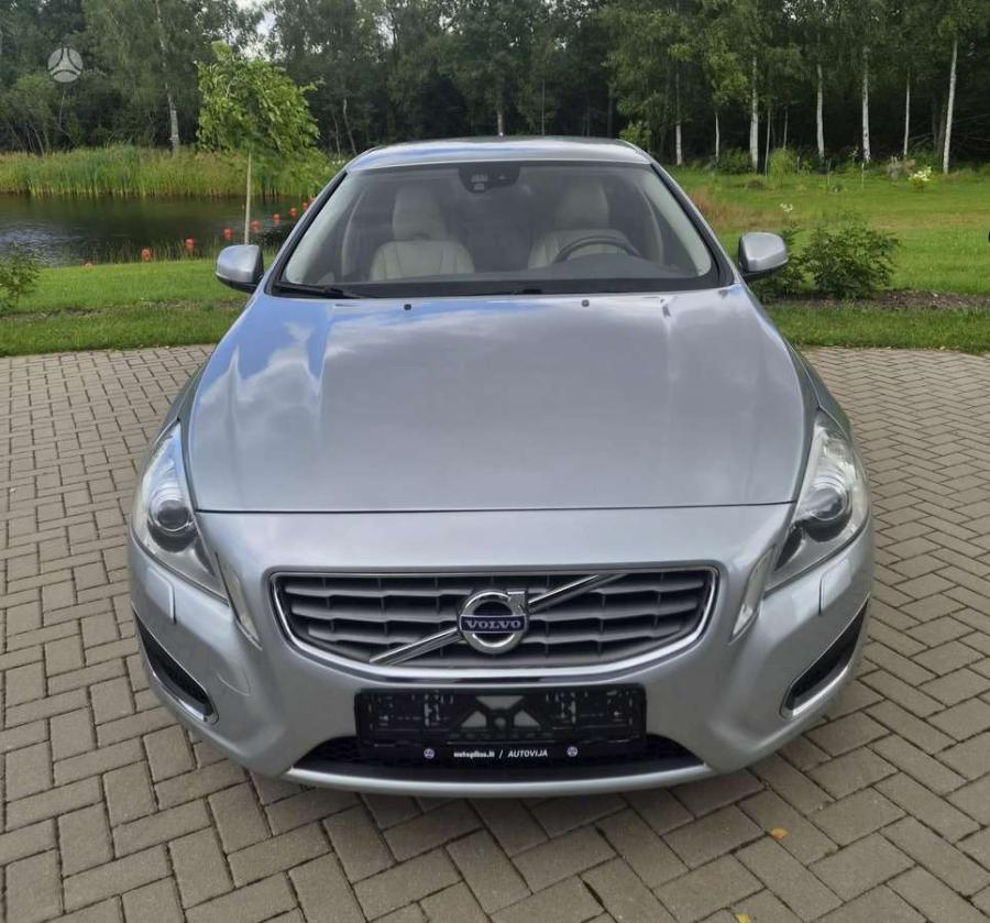 Grey Volvo V60 2013 in Utena, with an engine capacity of 2.00 L and mileage of 265 thousand km for 6490 €, photo 3 on AUTOMOTO.COM.LV