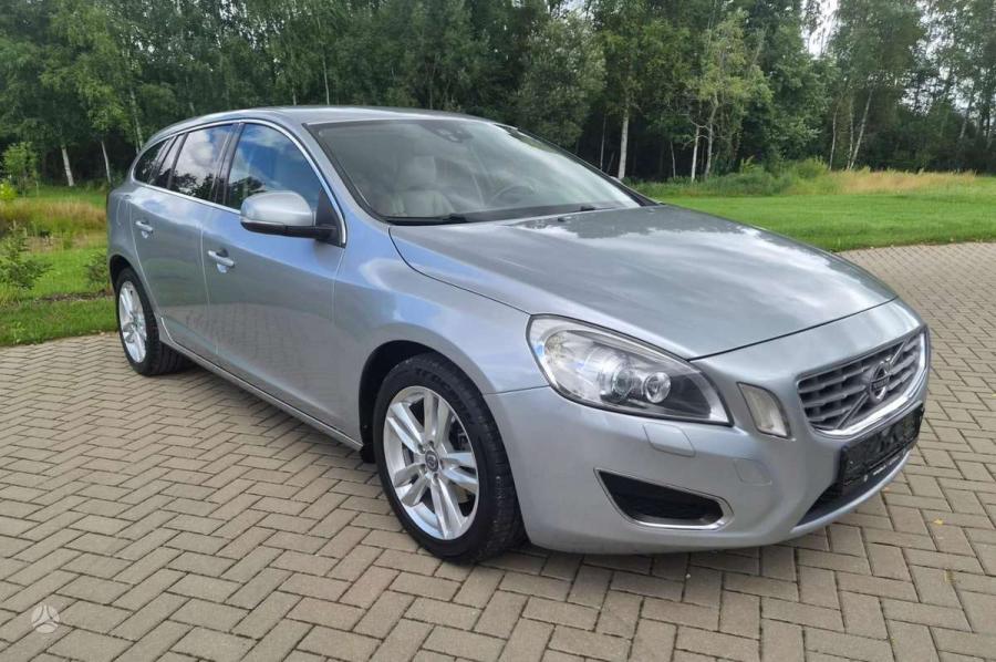 Grey Volvo V60 2013 in Utena, with an engine capacity of 2.00 L and mileage of 265 thousand km for 6490 €, photo 5 on AUTOMOTO.COM.LV