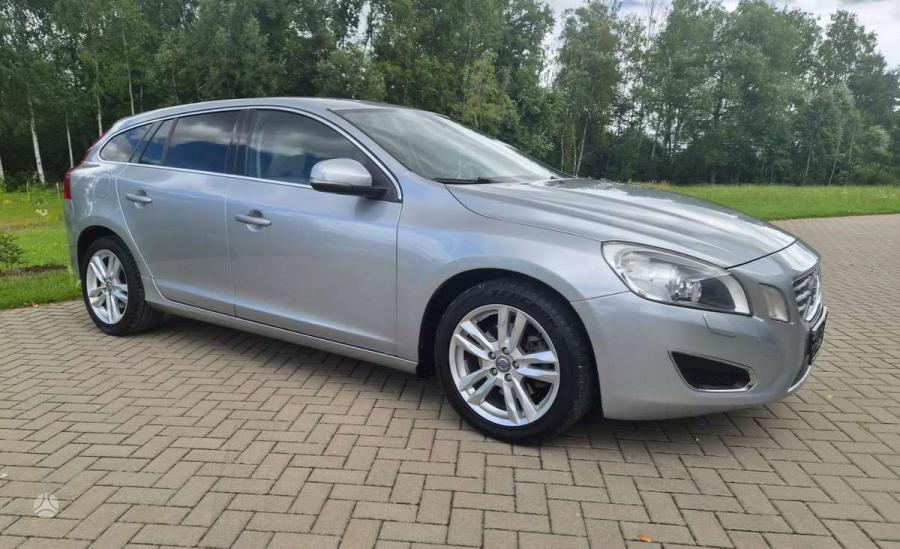 Grey Volvo V60 2013 in Utena, with an engine capacity of 2.00 L and mileage of 265 thousand km for 6490 €, photo 11 on AUTOMOTO.COM.LV