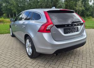 Grey Volvo V60 2013 in Utena, with an engine capacity of 2.00 L and mileage of 265 thousand km for 6490 €, photo 12 on AUTOMOTO.COM.LV
